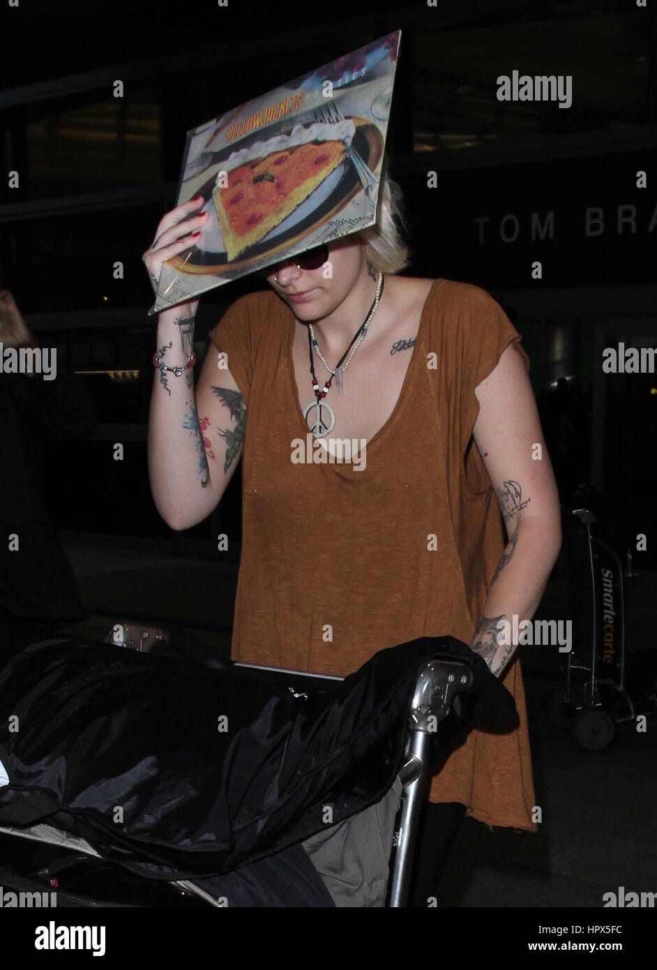 Paris Jackson hides from paparazzi at Los Angeles International Airport ...