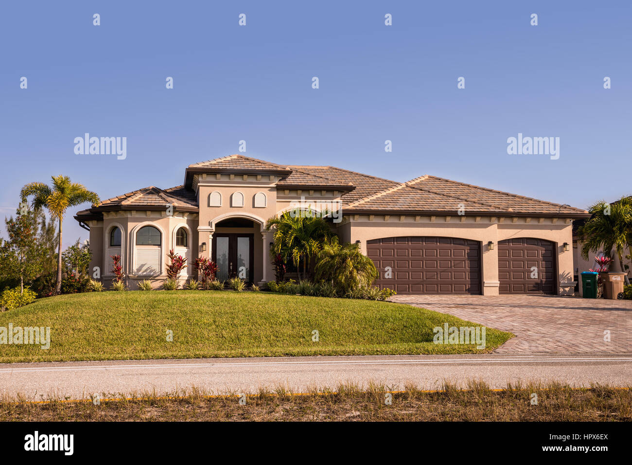 Palm trees in front house hi-res stock photography and images - Alamy