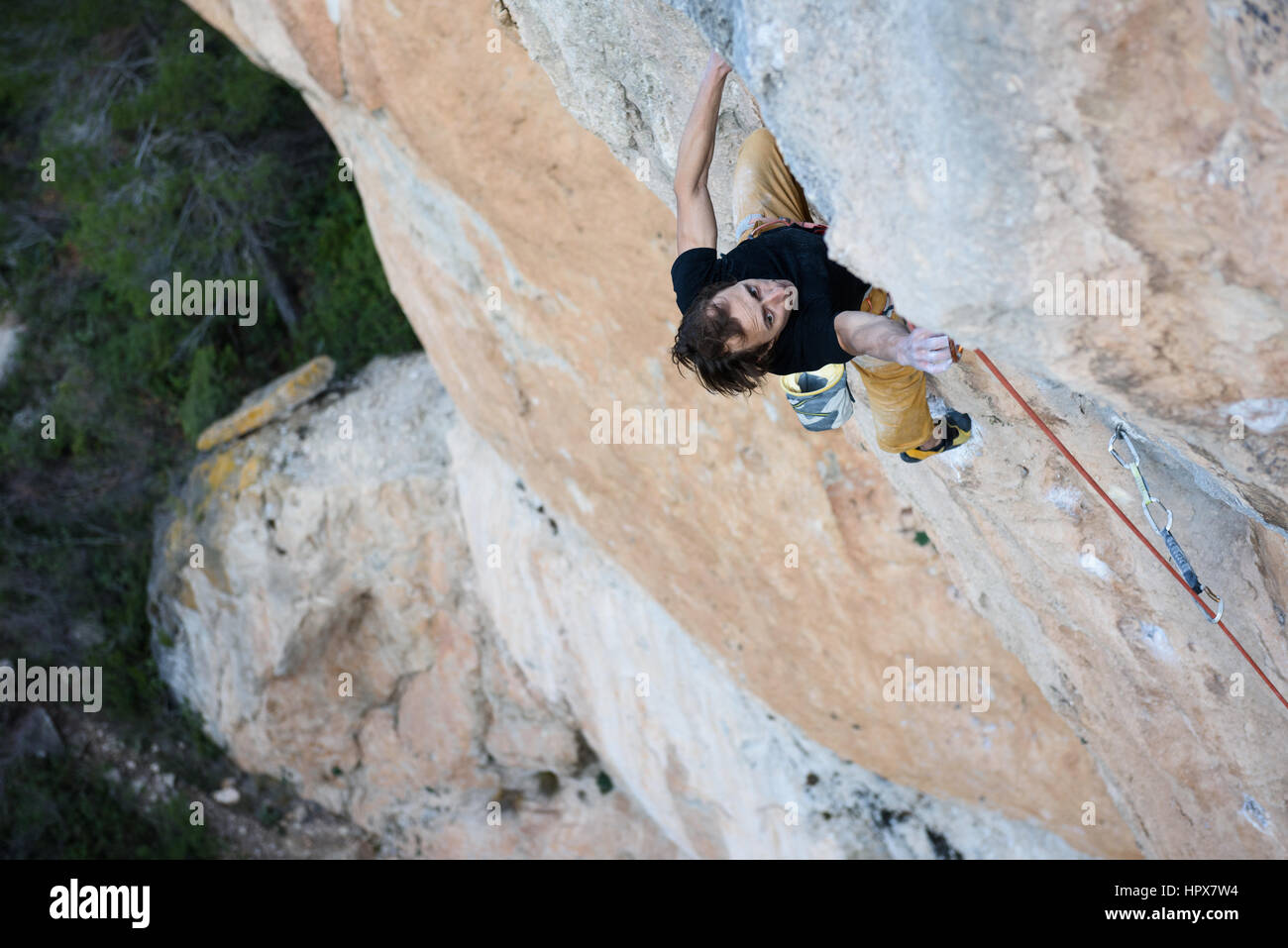 Professional male rock climber hi-res stock photography and images - Alamy