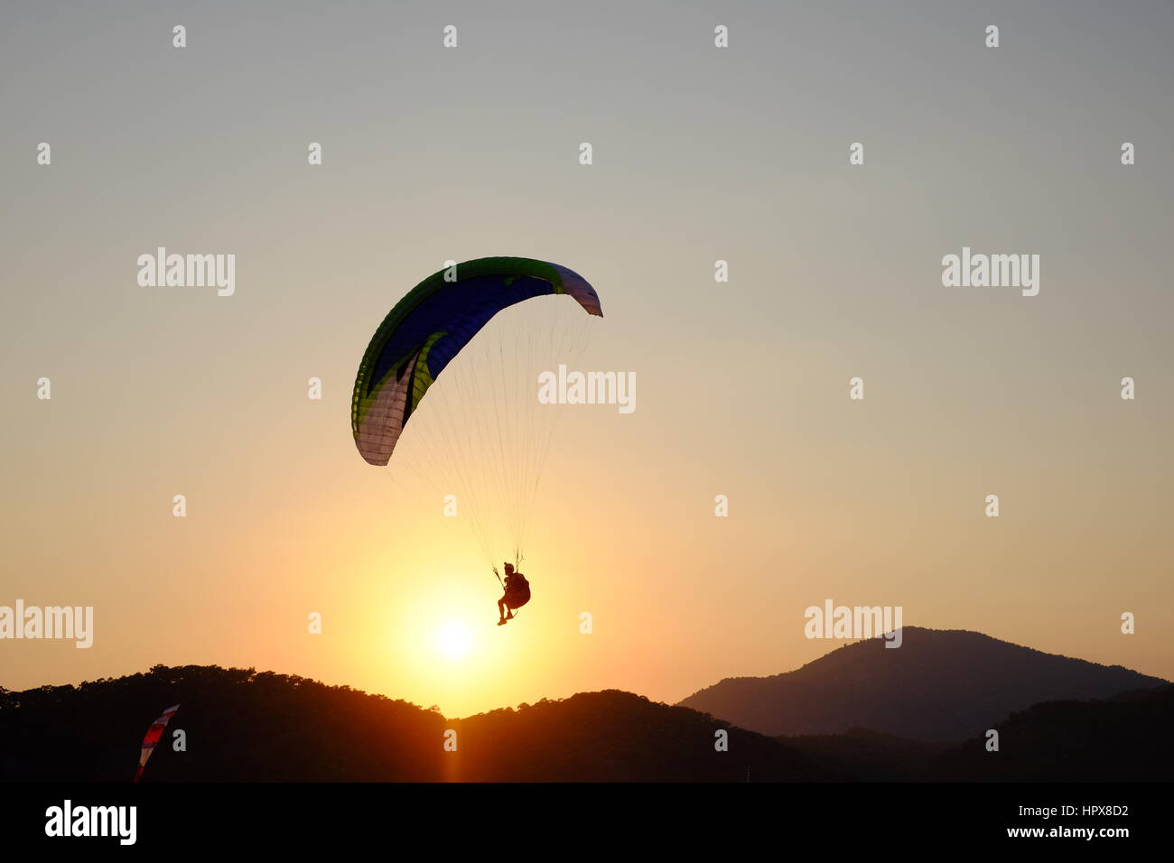 Paraglider catching the sun hi-res stock photography and images - Alamy