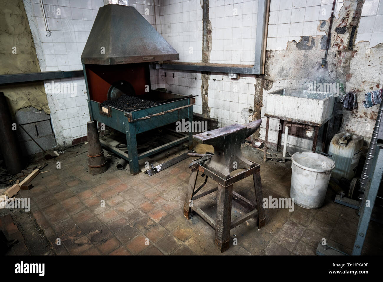 An anvil and forge in a workshop Stock Photo - Alamy