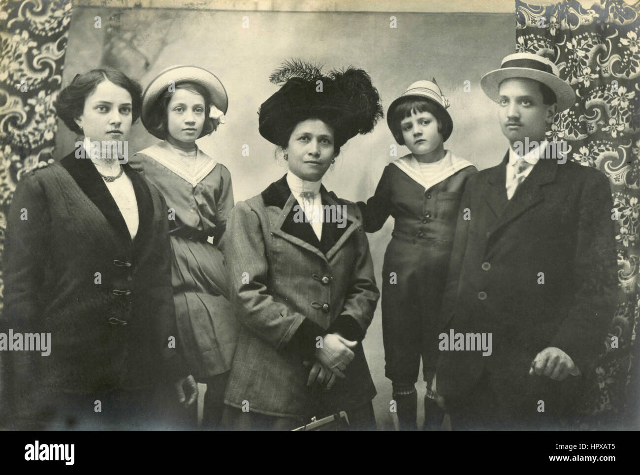 Portrait woman children italy hi-res stock photography and images - Alamy
