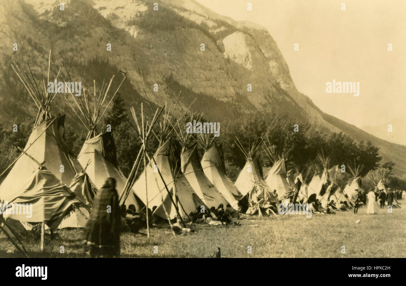 Native american indian encampment hi-res stock photography and images ...