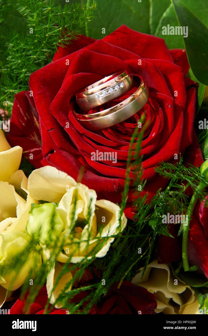 wedding bouquet with roses and rings Stock Photo - Alamy