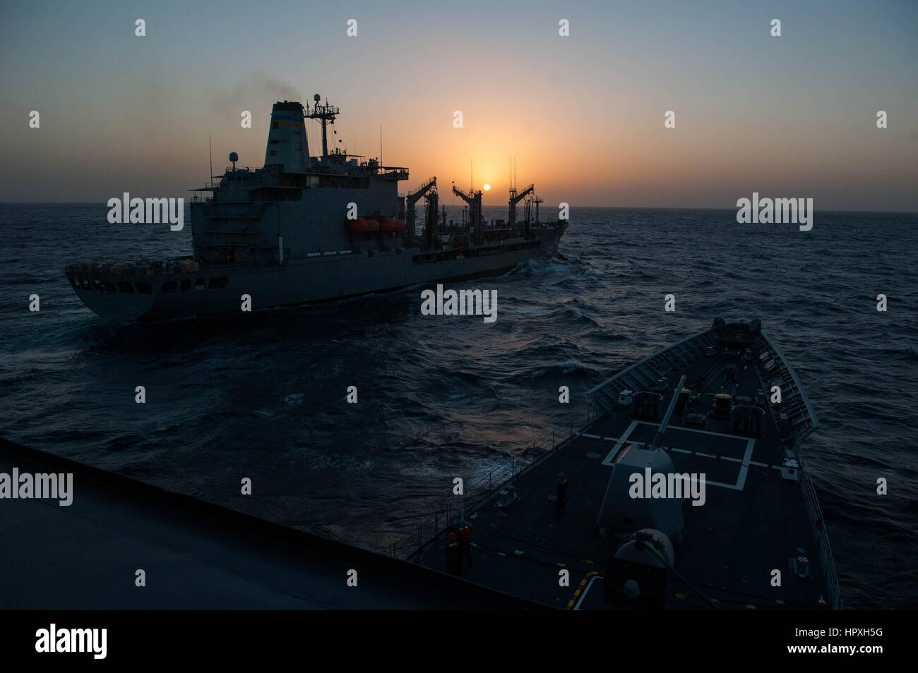 The Ticonderoga-class guided-missile cruiser USS Mobile Bay approaches ...