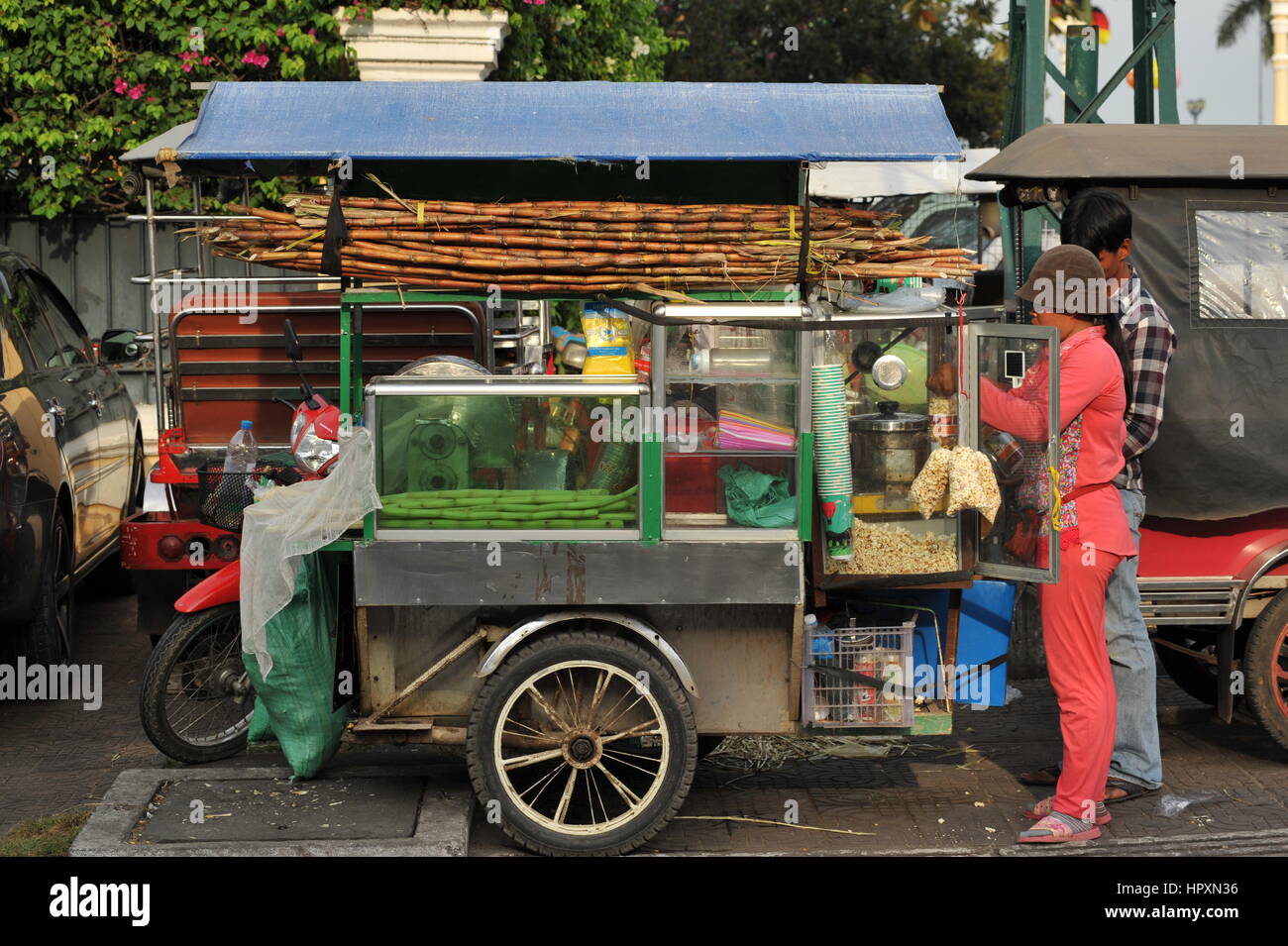 Pushcart vendor hi-res stock photography and images - Alamy