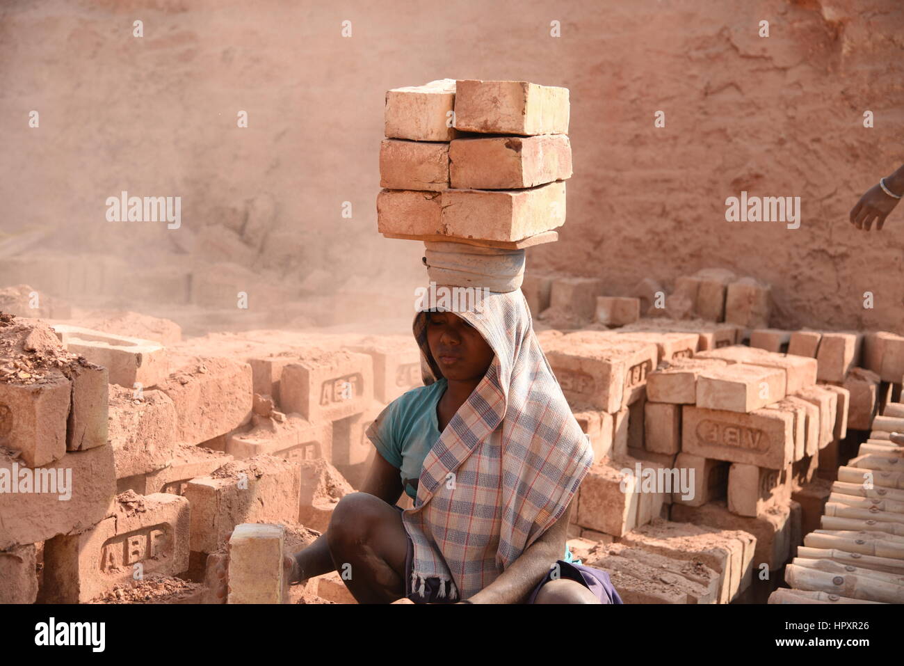 Child work bangladesh brick hi-res stock photography and images - Alamy