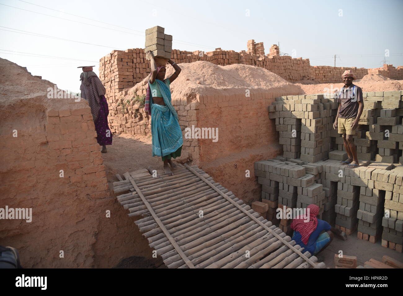 Child work bangladesh brick hi-res stock photography and images - Alamy