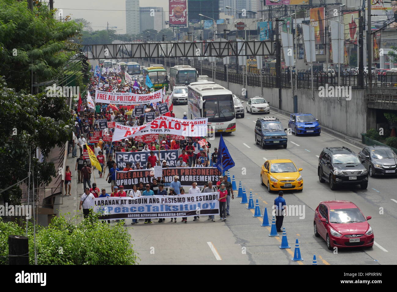 Protesters walks the stretch of EDSA from EDSA Shrine to Camp Aguinaldo ...