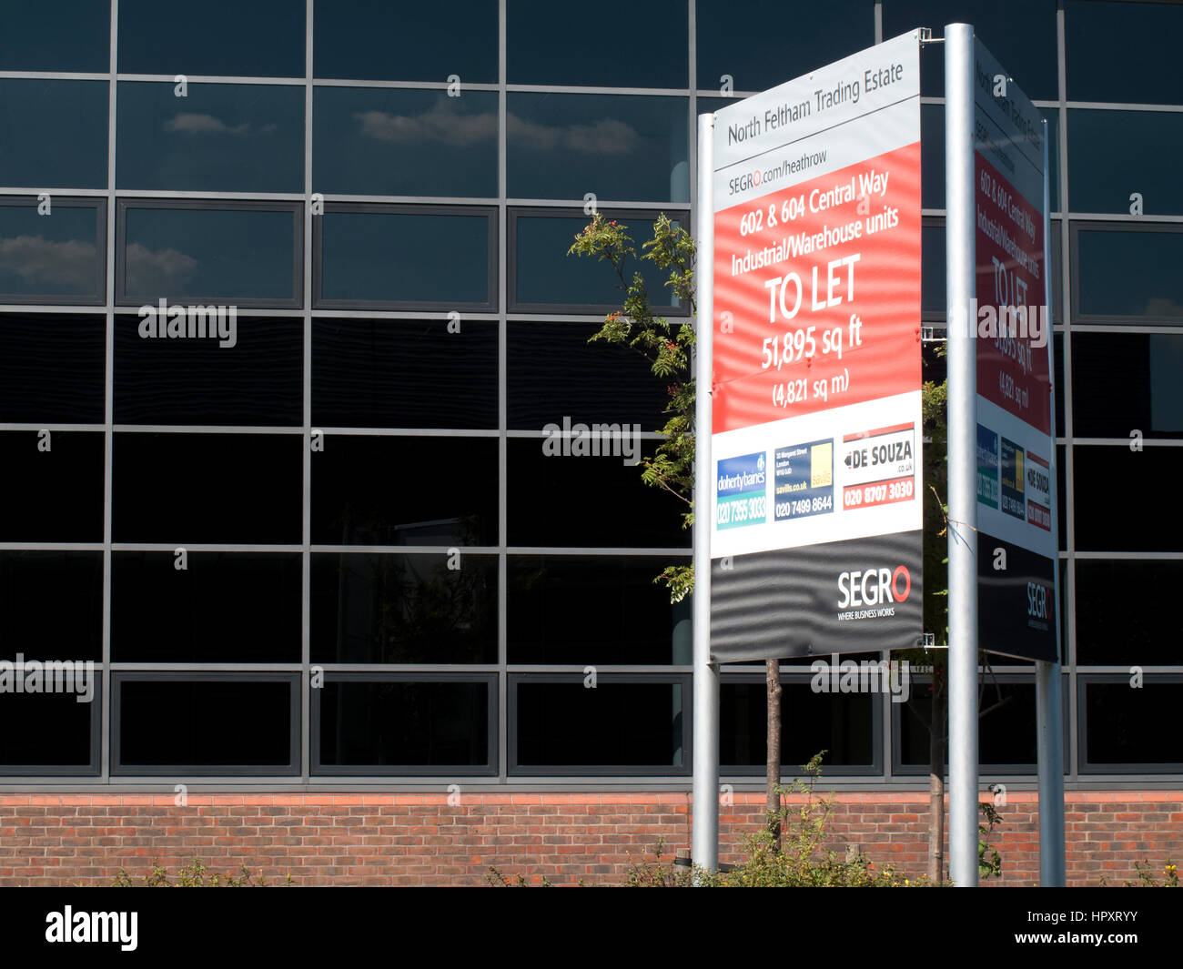 Estate agents industrial warehouse units to let sign Stock Photo - Alamy