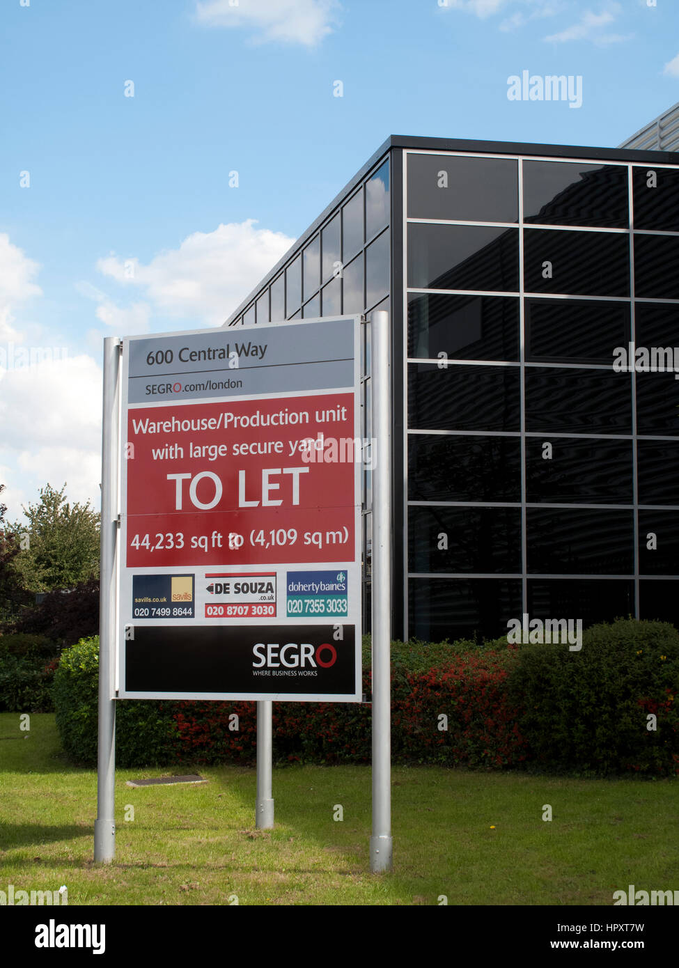 Estate agents industrial warehouse units to let sign Stock Photo - Alamy
