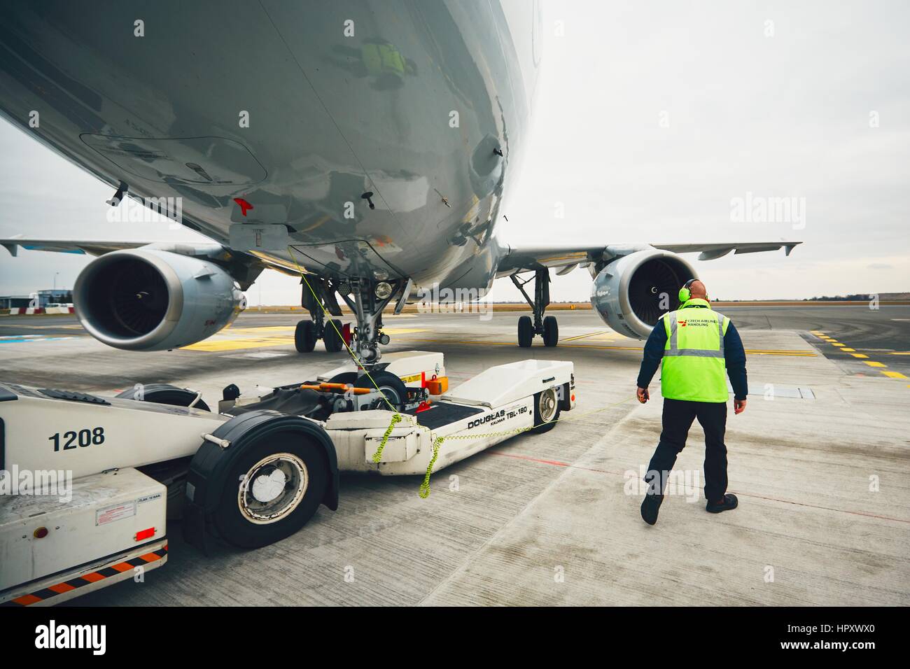 Airport ground crew hi-res stock photography and images - Alamy