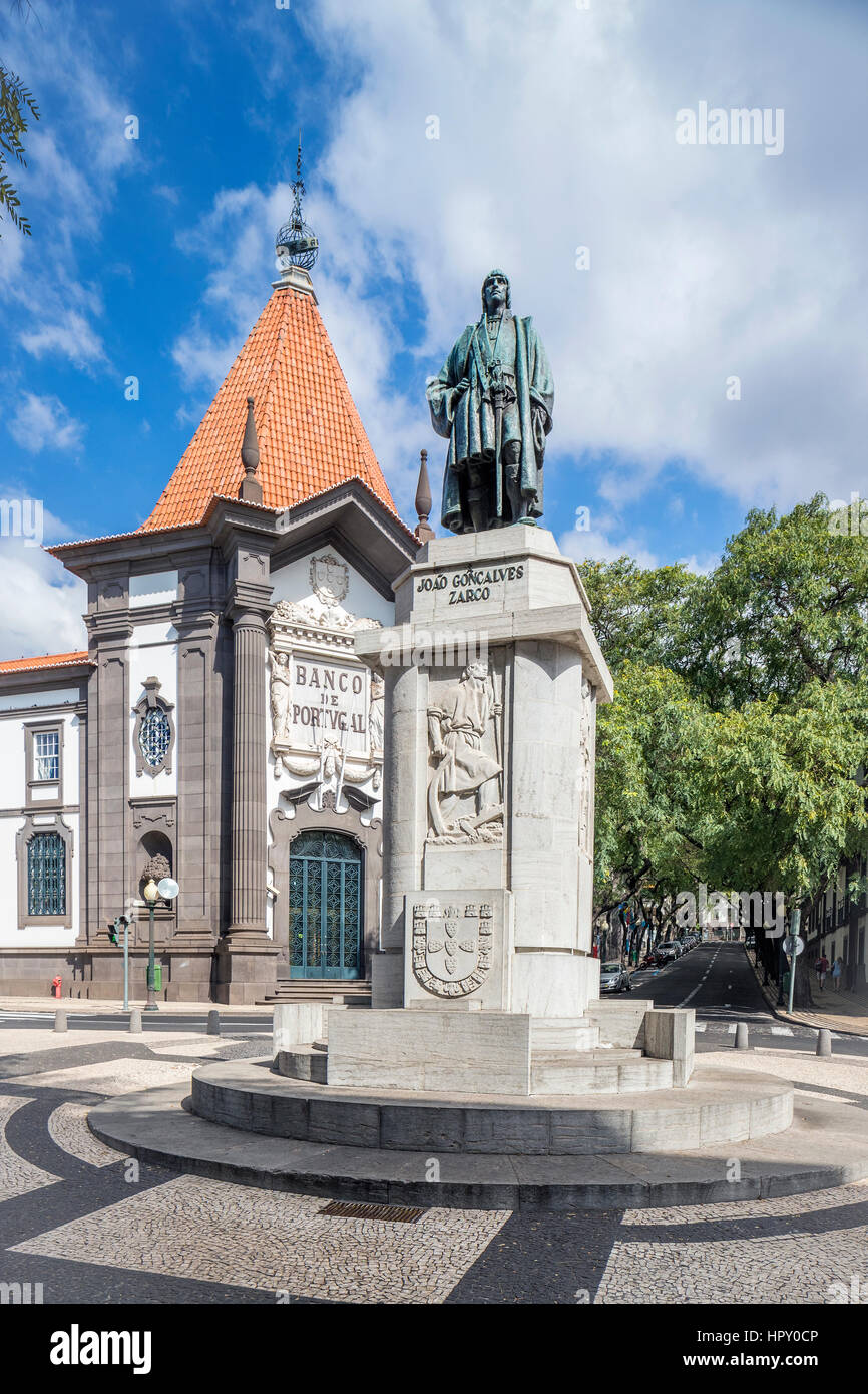 Joao Gonçalves Zarco statue and Bank of Portugal, Funchal, Madeira ...