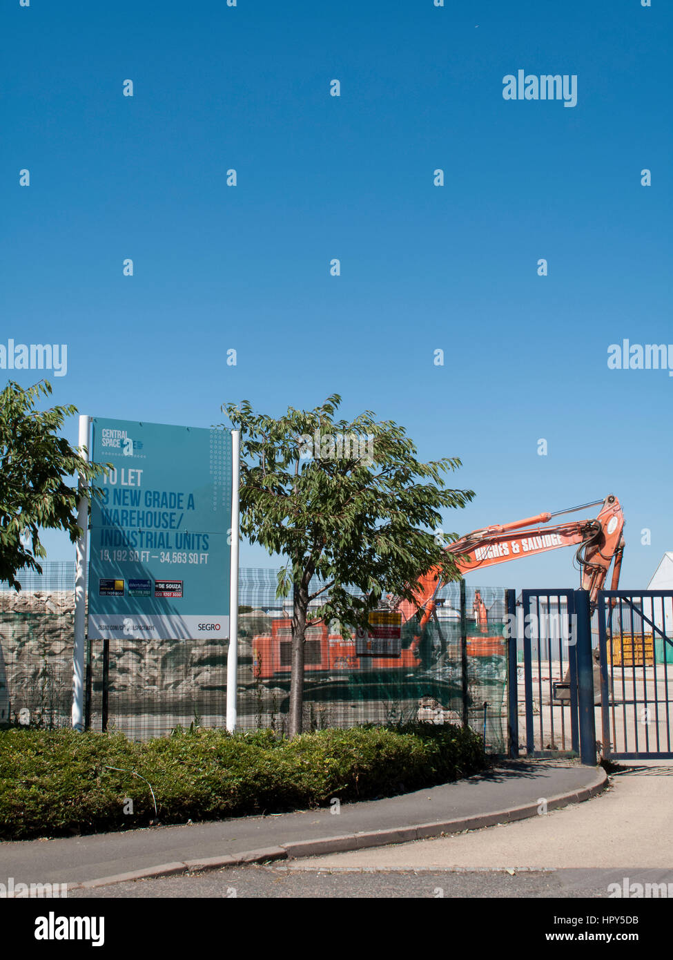 Estate agents industrial warehouse units to let sign Stock Photo - Alamy