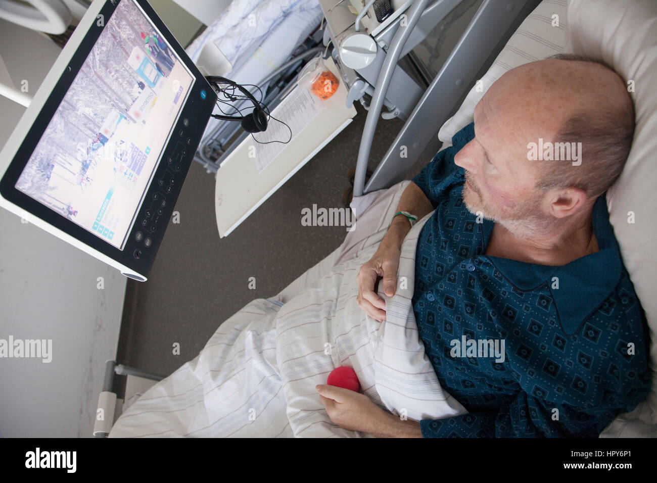 Male hospital patient pressing hi-res stock photography and images - Alamy