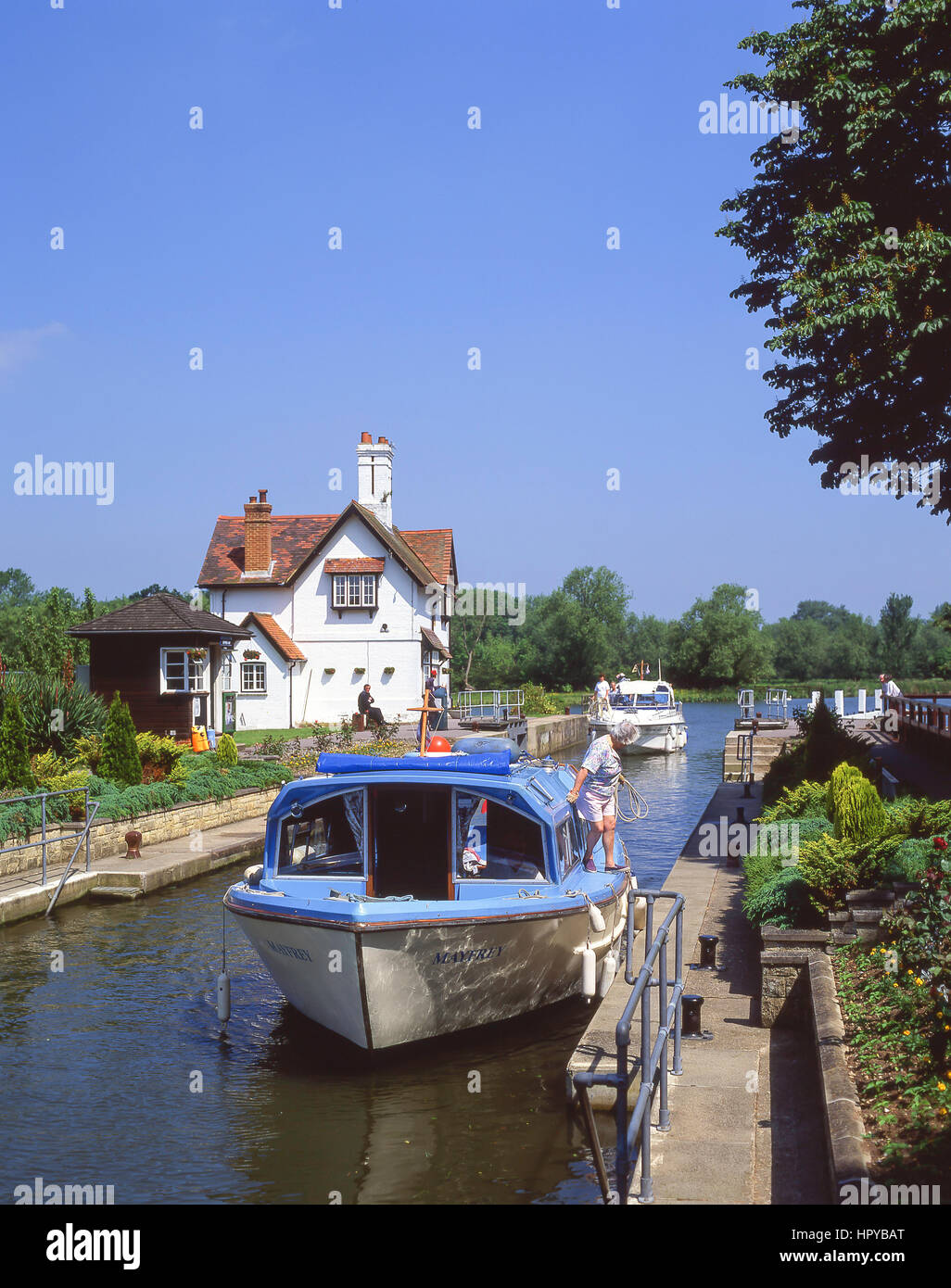 Canal boat on The Goring Lock, Goring-on-Thames, Oxfordshire, England ...