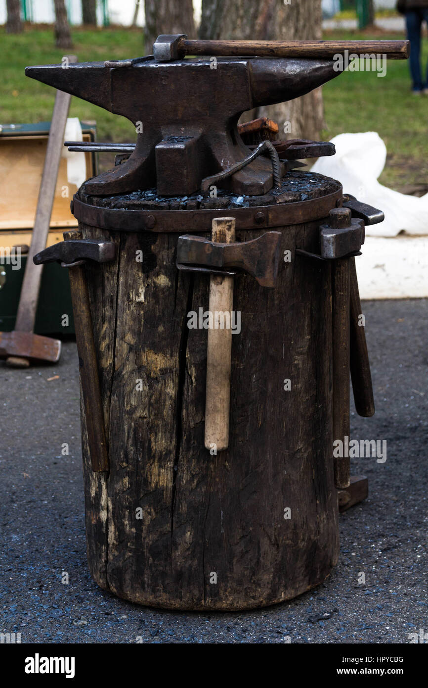 Anvil and Tools. Anvil is a side view Stock Photo - Alamy
