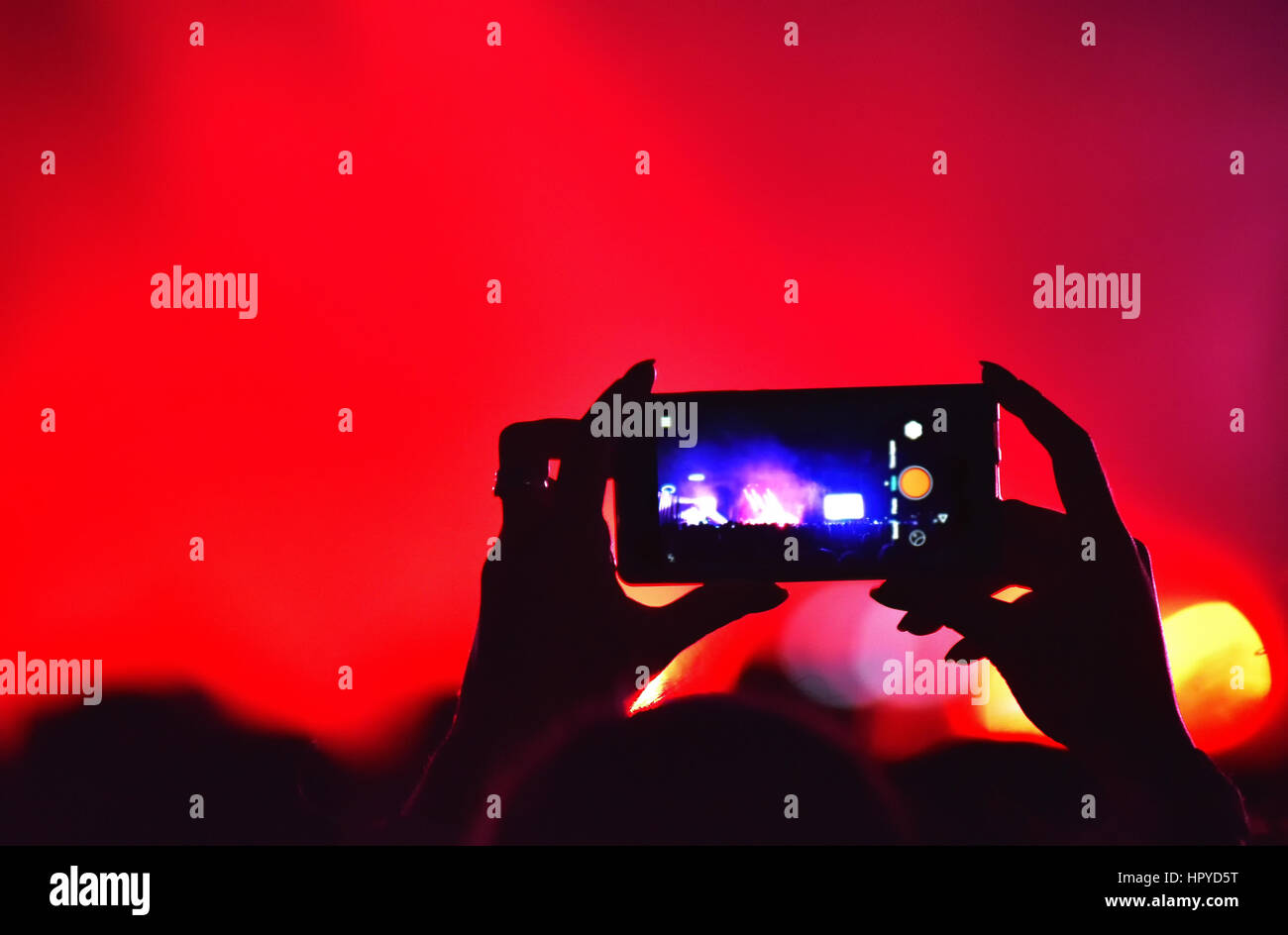 Crowd filming smart phone hi-res stock photography and images - Alamy