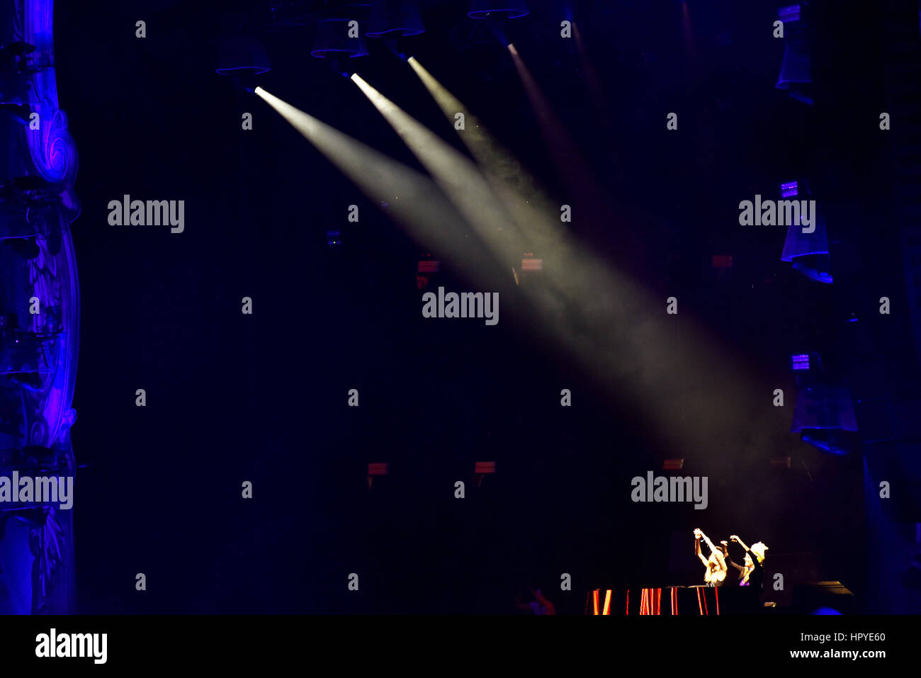 Clubbers dancing rave nightclub crowd hi-res stock photography and ...