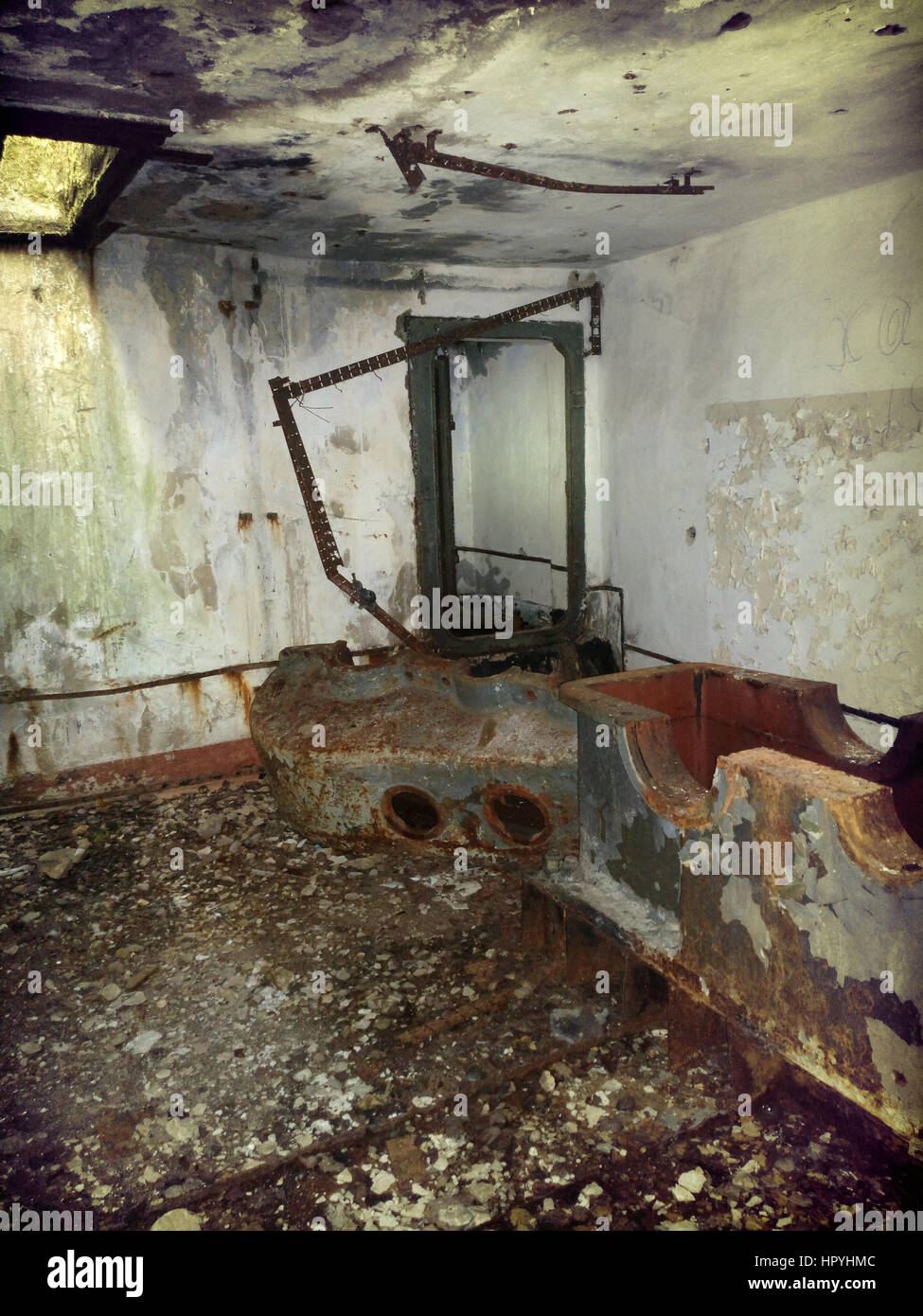 Underground room hi-res stock photography and images - Alamy