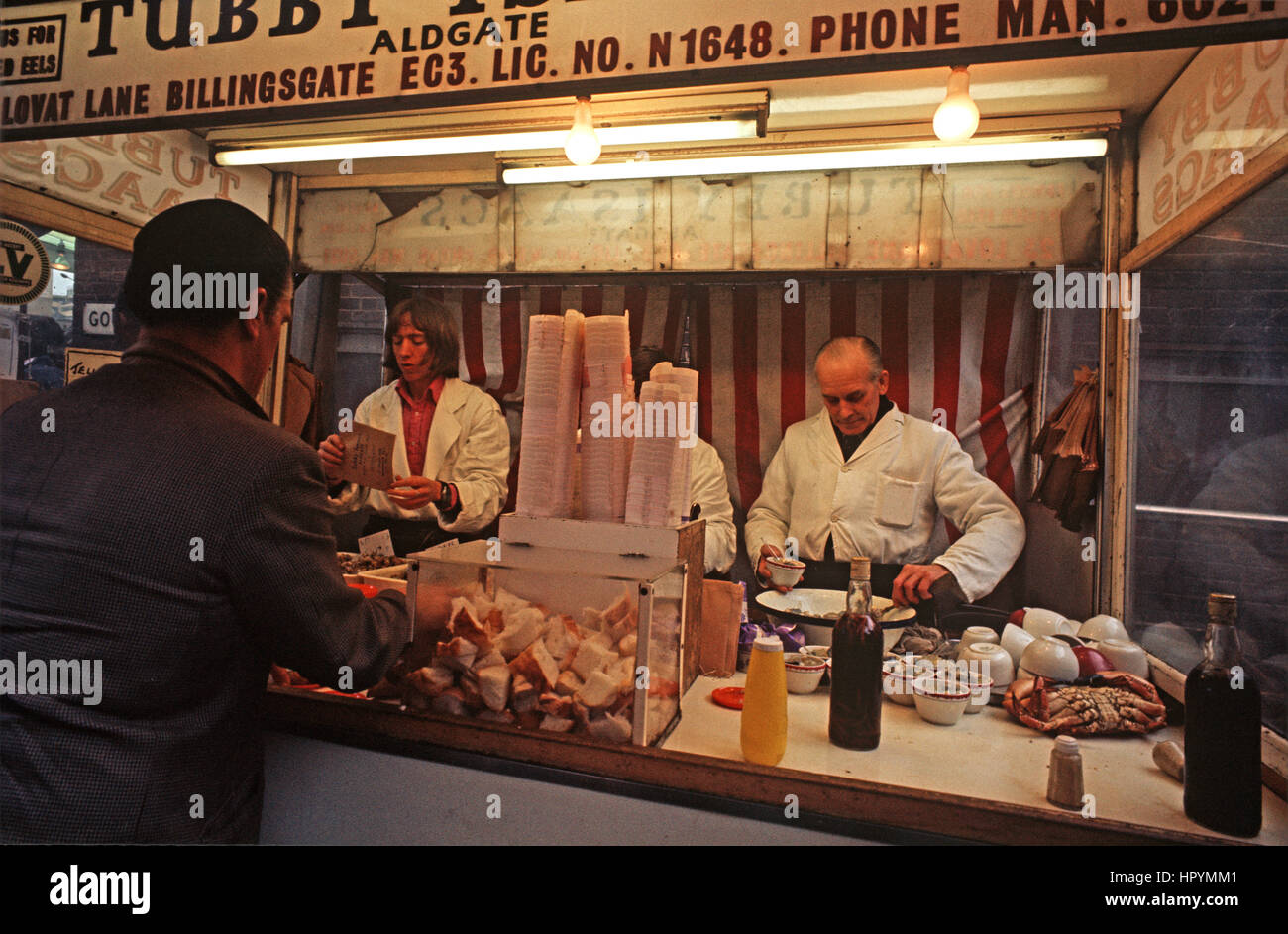TUBBY ISAAC'S JELLIED EEL STALL, ALDGATE, LONDON, 1972 Stock Photo - Alamy