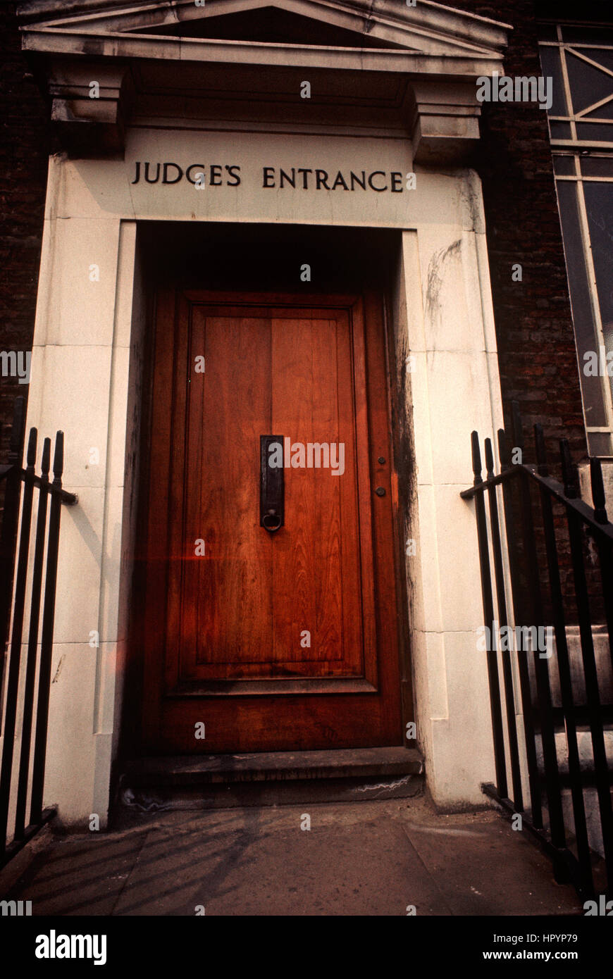 London courtroom hi-res stock photography and images - Alamy
