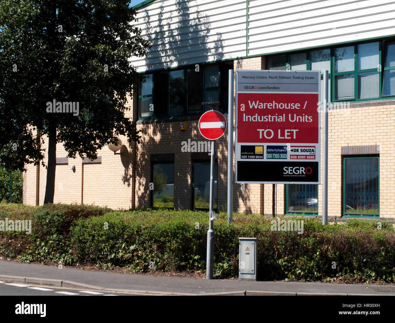 Estate agents industrial warehouse units to let sign Stock Photo - Alamy