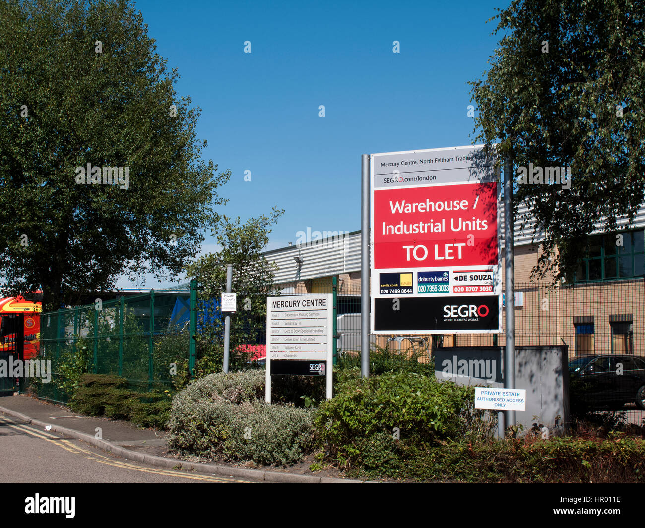 Estate agents industrial warehouse units to let sign Stock Photo - Alamy