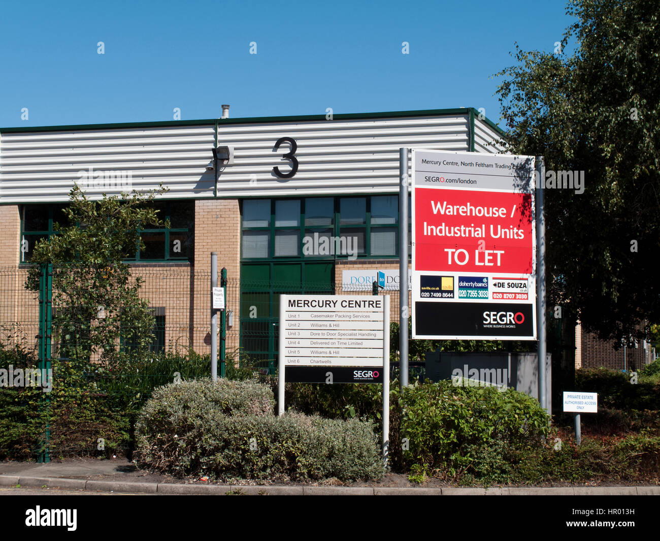 Estate agents industrial warehouse units to let sign Stock Photo - Alamy