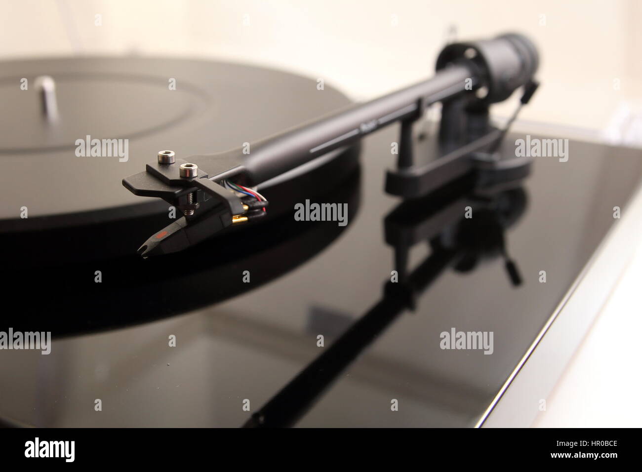 Gramophone tone arm hi-res stock photography and images - Alamy