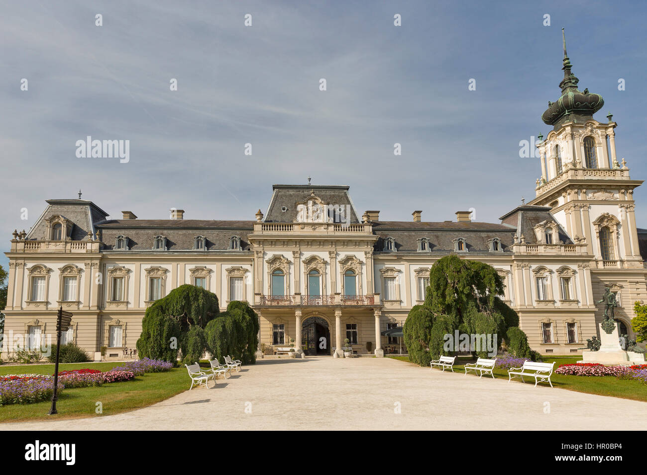 Palace facade hi-res stock photography and images - Alamy