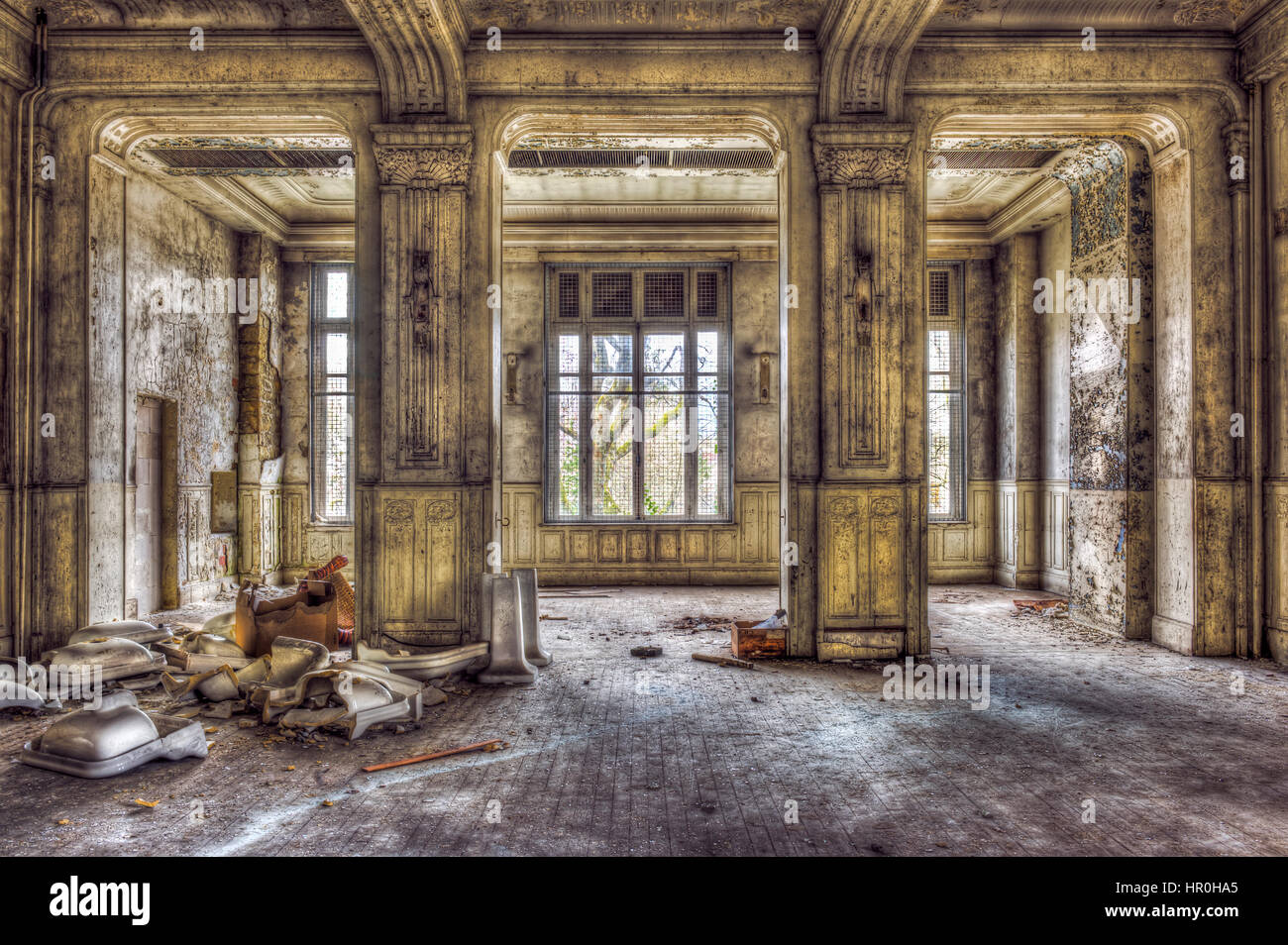 Empty majestic room in an abandoned palace Stock Photo - Alamy