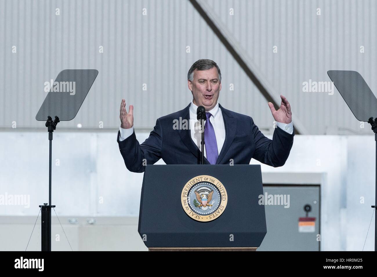 Boeing Commercial Aircraft CEO Kevin McAllister addresses employees ...