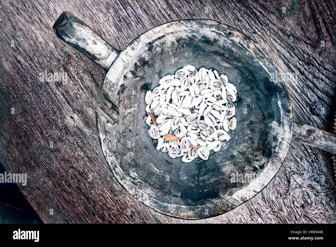 Cowrie shells money hi-res stock photography and images - Alamy