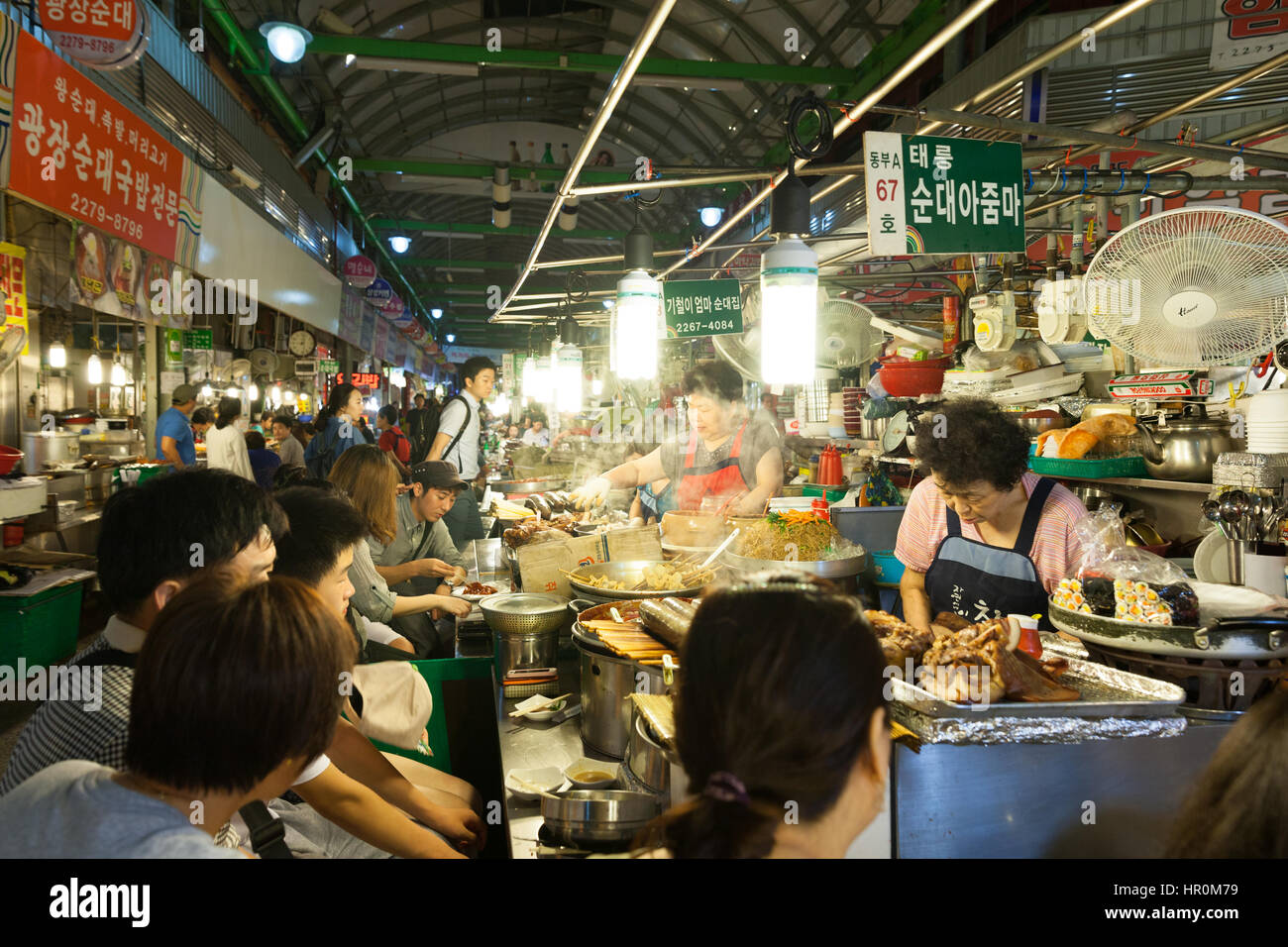 Korean people eating hi-res stock photography and images - Alamy