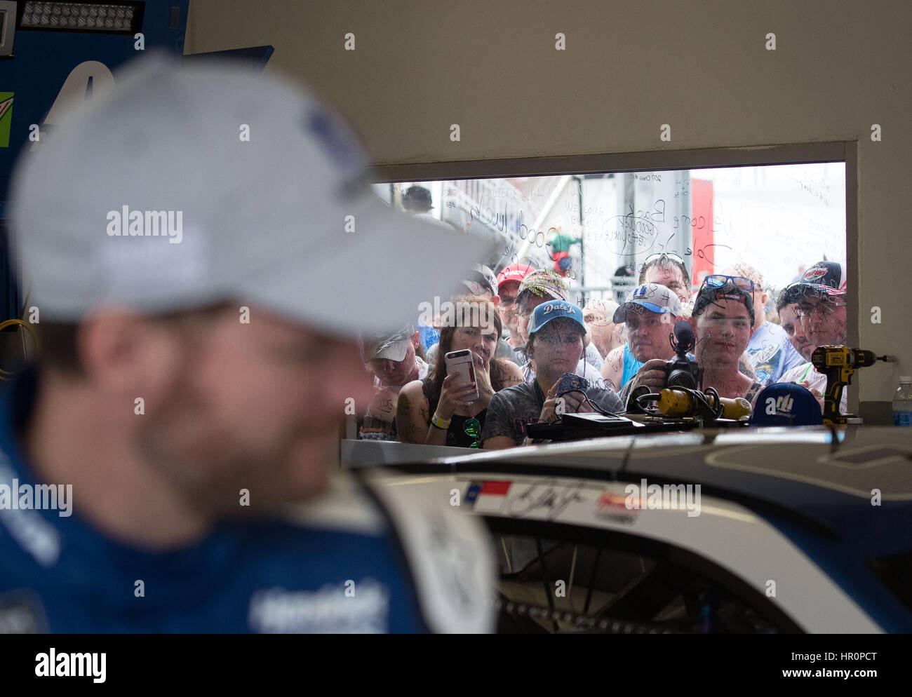 Florida, USA. 25th Feb, 2017. LOREN ELLIOTT | Times .Fans peer through ...
