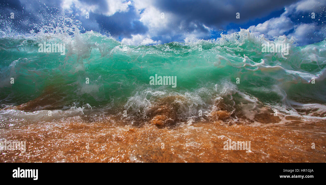 Surf wave about to crash Stock Photo - Alamy