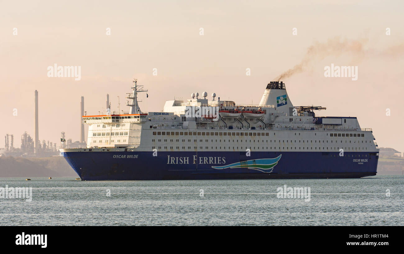 Oscar Wilde Irish Ferries vessel passes Pembroke refinery on the ...