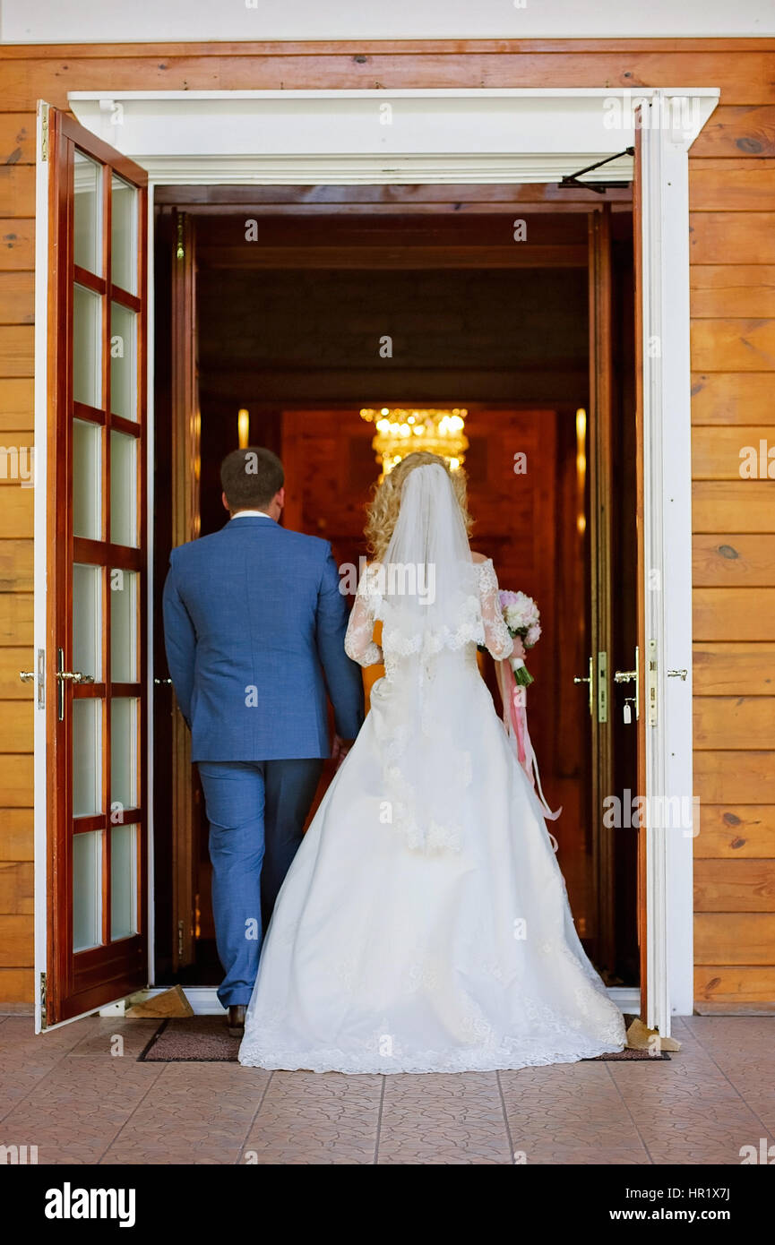 Family entering building hi-res stock photography and images - Alamy