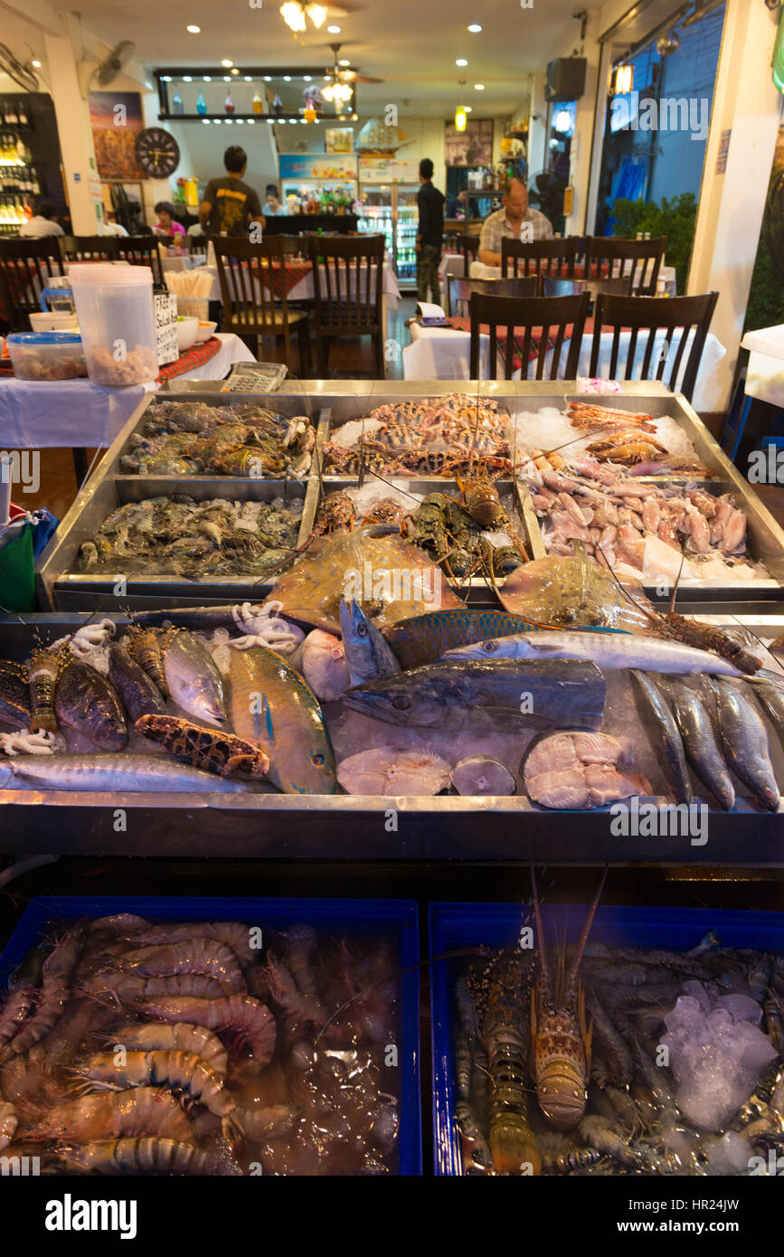 Seafood restaurant display of fish and prawns hi-res stock photography ...