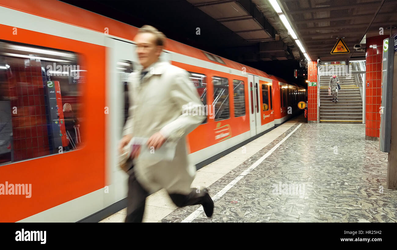 People running to catch their train hi-res stock photography and images ...