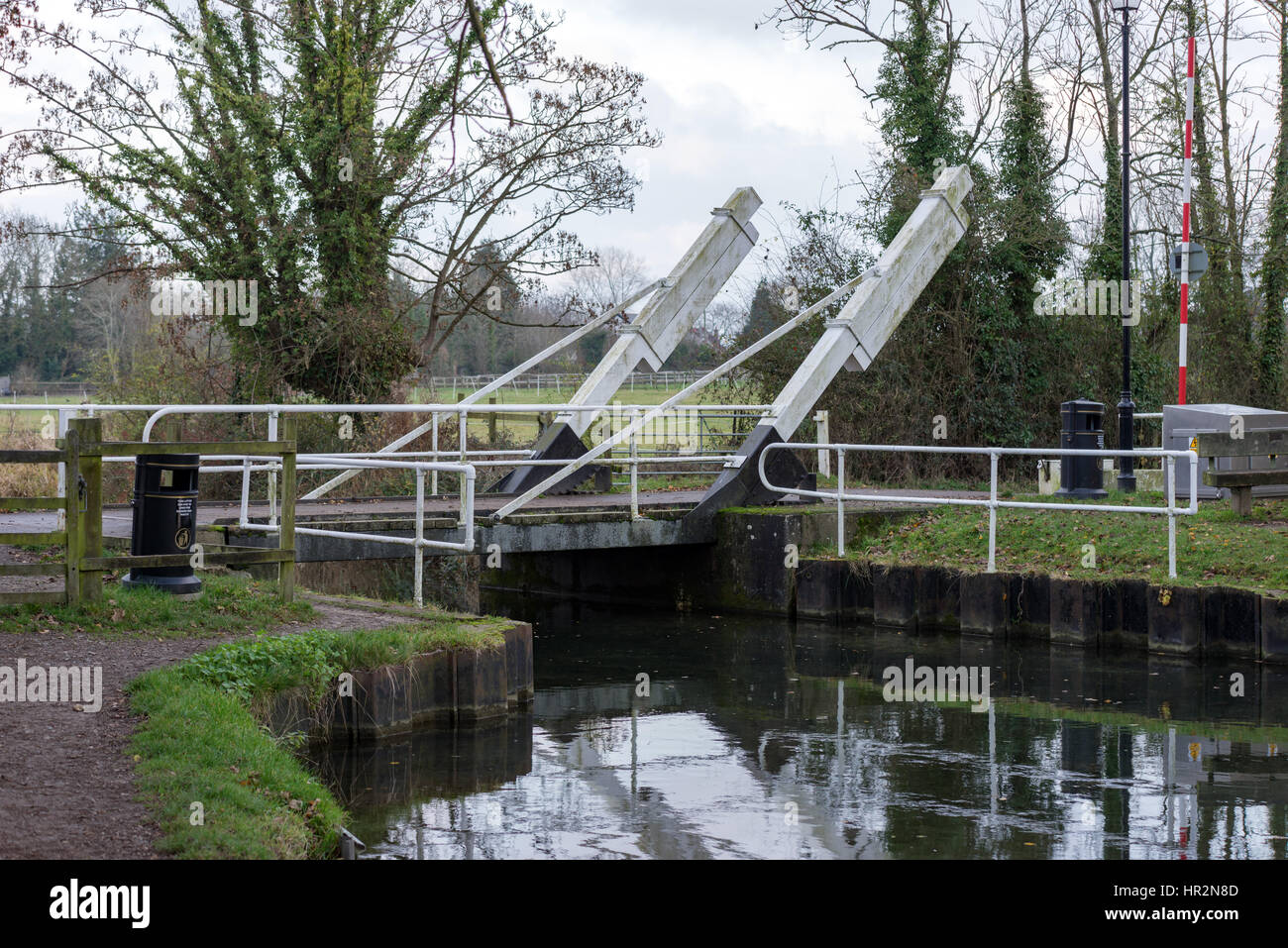 Swingbridge on the Basingstoke Canal at Greywell Stock Photo - Alamy