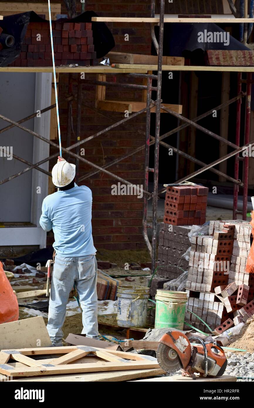 Construction workers putting the siding on a new home Stock Photo - Alamy