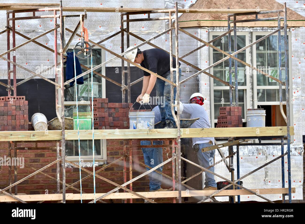 Construction workers putting the siding on a new home Stock Photo - Alamy
