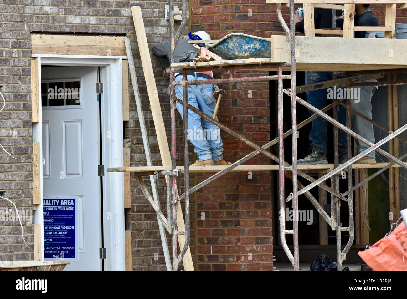 Construction workers putting the siding on a new home Stock Photo - Alamy