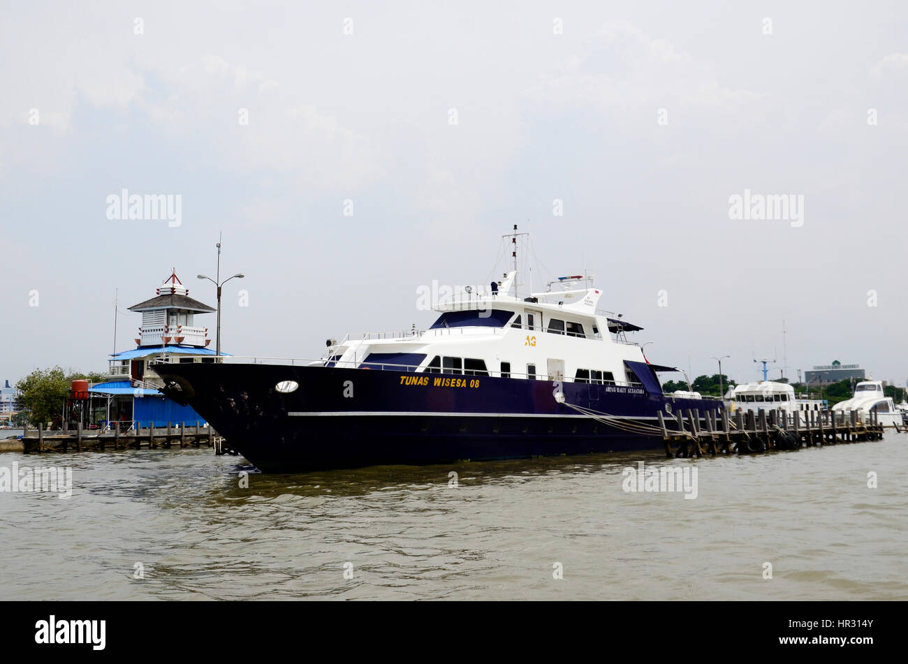 Medium boat hi-res stock photography and images - Alamy