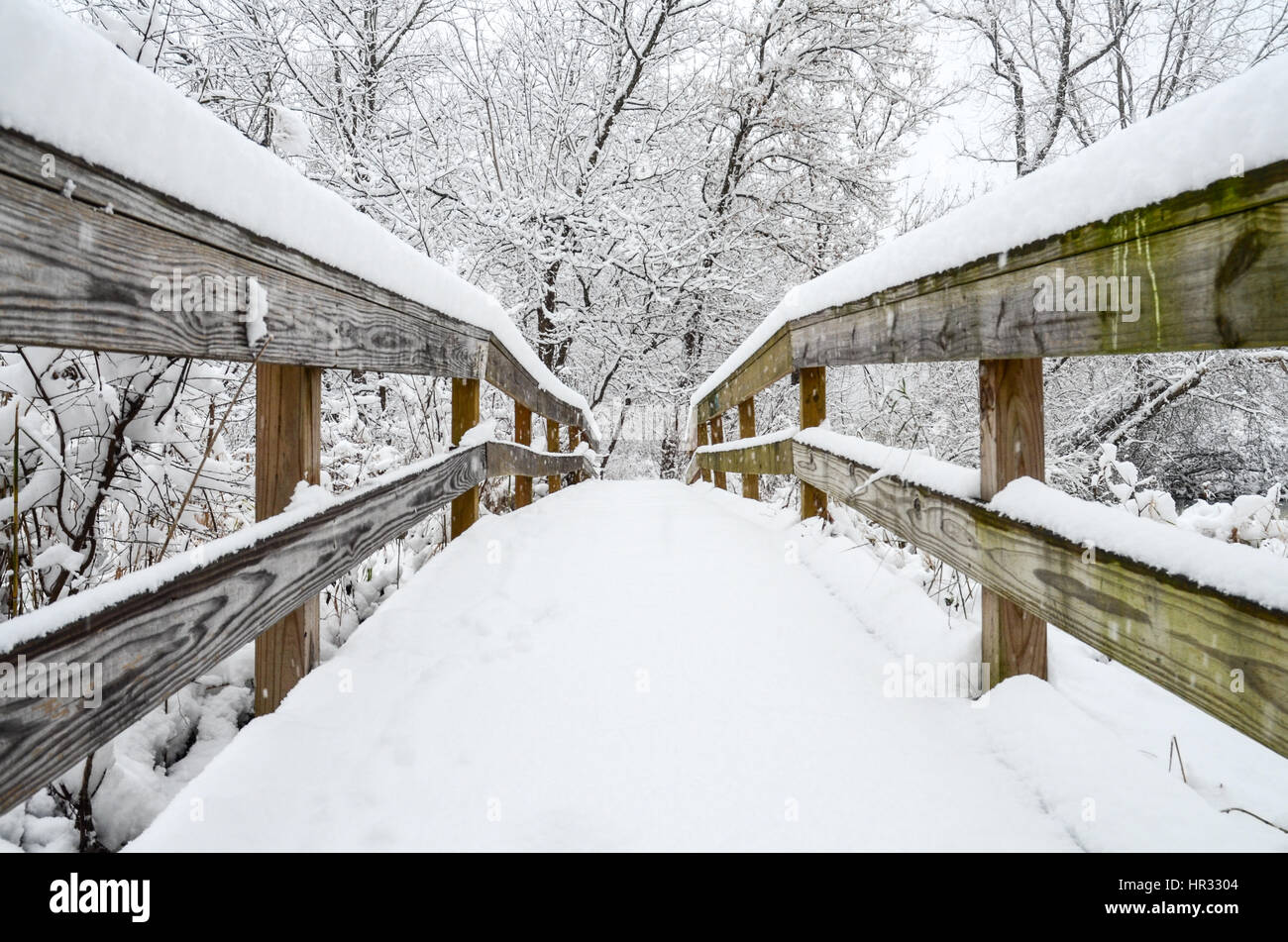 Snow covered bridge hi-res stock photography and images - Alamy