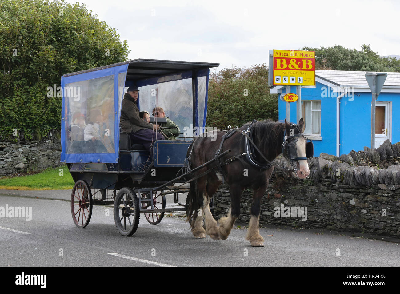 People in horse drawn carriage ireland hi-res stock photography and ...