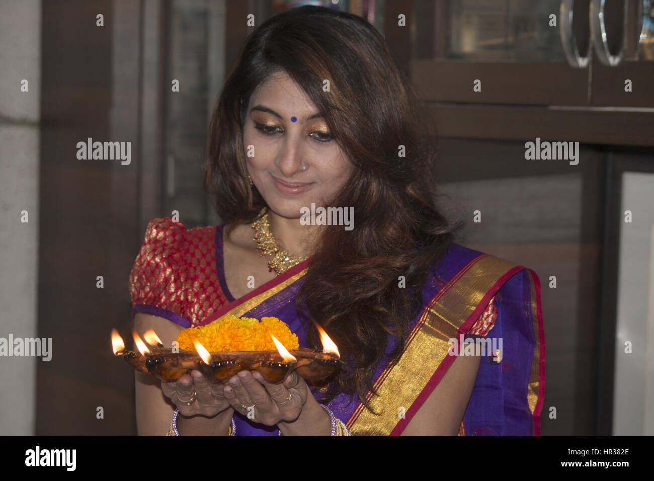 Hindu Indian lady in sari doing the aarti Stock Photo - Alamy