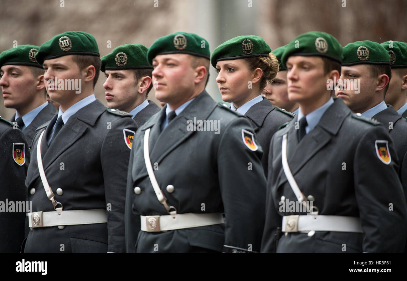 Berlin, Germany. 23rd Feb, 2017. Soldiers from a guard battalion ...